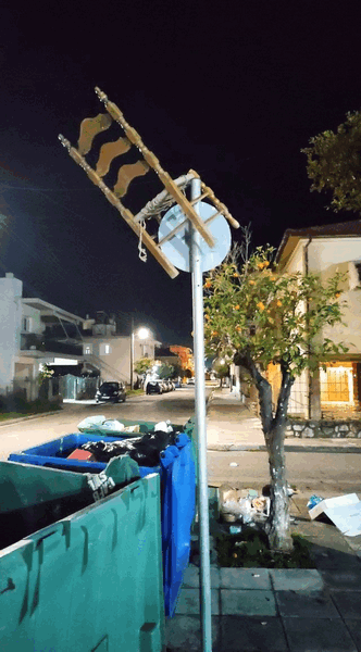 Η καρέκλα και η πινακίδα… Εικαστική παρέμβαση από Ρομά στο Μεσολόγγι ...
