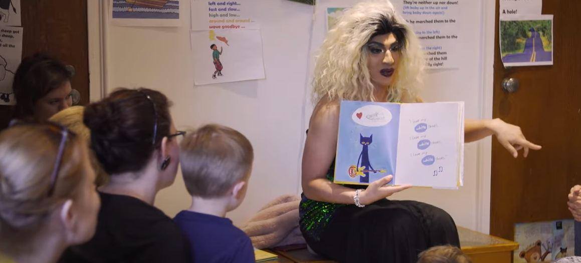 Drag queens διαβάζουν παραμύθια σε παιδιά