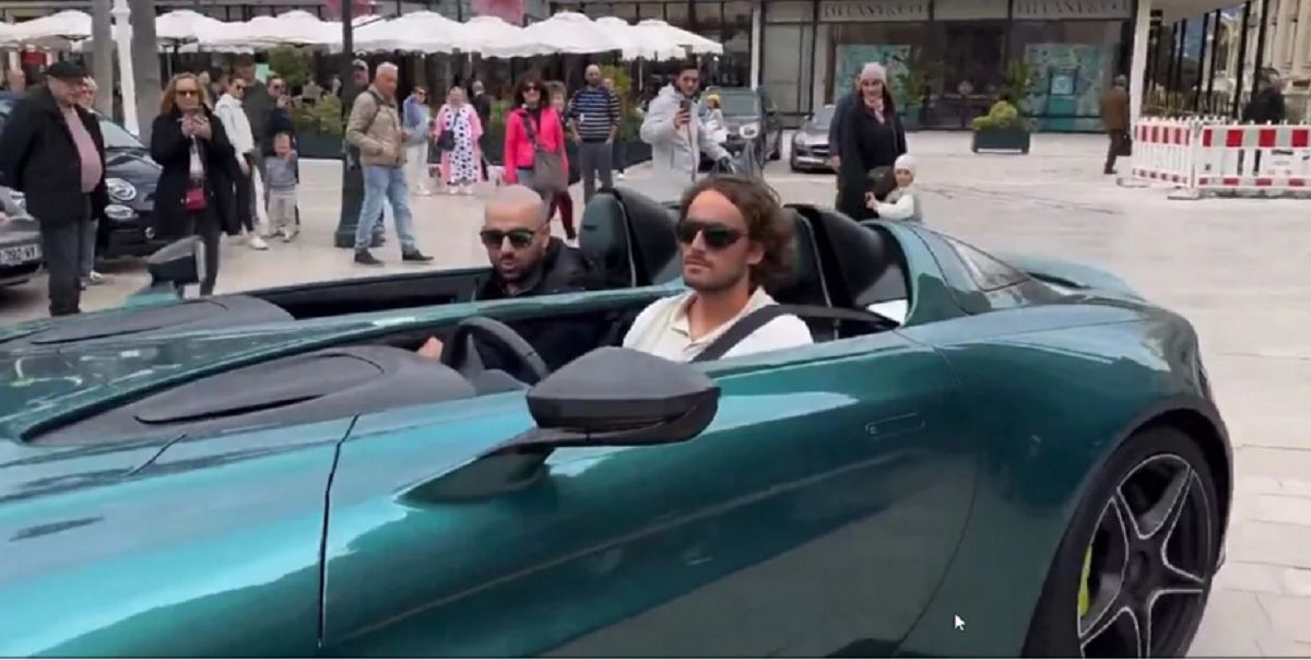 Στέφανος Τσιτσιπας: “Βροχή” τα σχόλια για την Aston Martin
