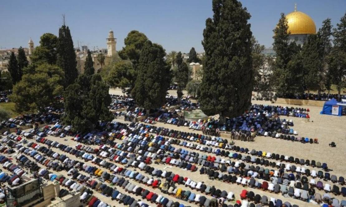 Quds News Network - Video and Pictures| 60,000 worshipers perform ...