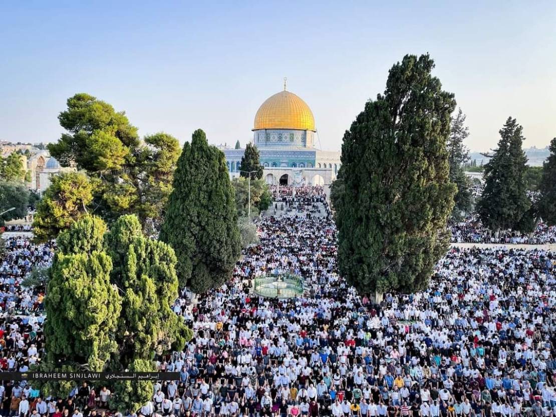 Quds News Network - Over 100,000 worshipers perform Eid Al Adha prayer ...