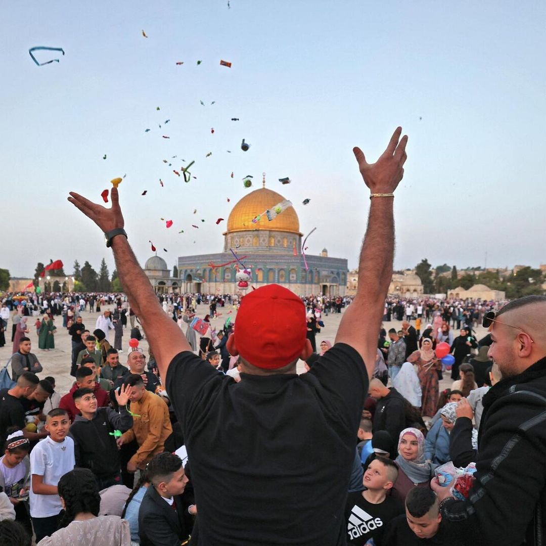 Quds News Network - PICTURES| 200,000 Palestinians perform Eid Al-Fitr ...
