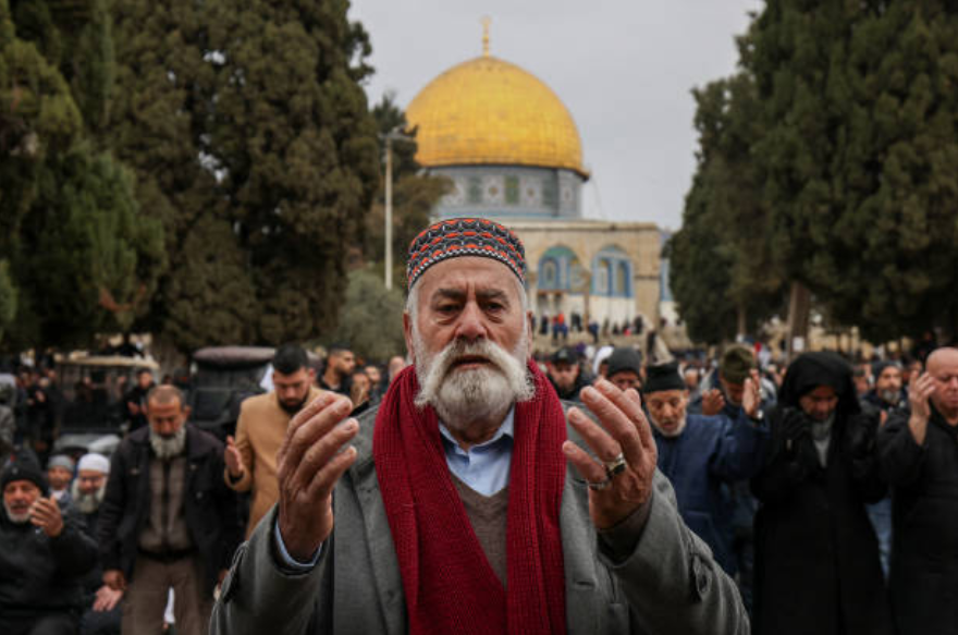 Quds News Network - Israelis Dance in Provocative Acts as Thousands of ...