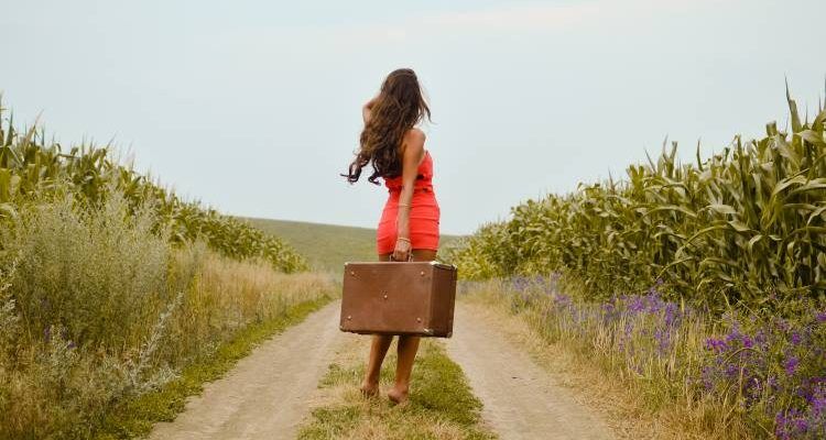 Η Γυναίκα Δε Φεύγει Ποτέ Από Μια Σχέση Μόνη Της, Της Δείχνουν Τον Δρόμο