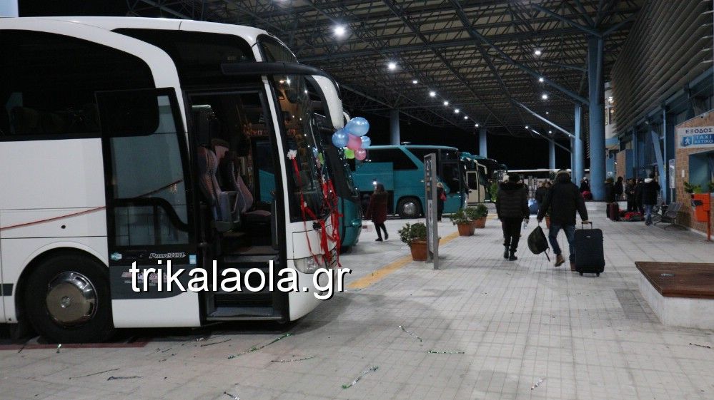 Λεωφορείο του ΚΤΕΛ Τρικάλων έπεσε στις μπάρες από ρήξη ελαστικού στην Λαμία