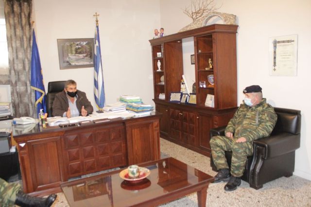 Ο Διοικητής της ΣΜΥ Ταξίαρχος Κων/νος Δαλάκης επισκέφτηκε το δημαρχείο ...