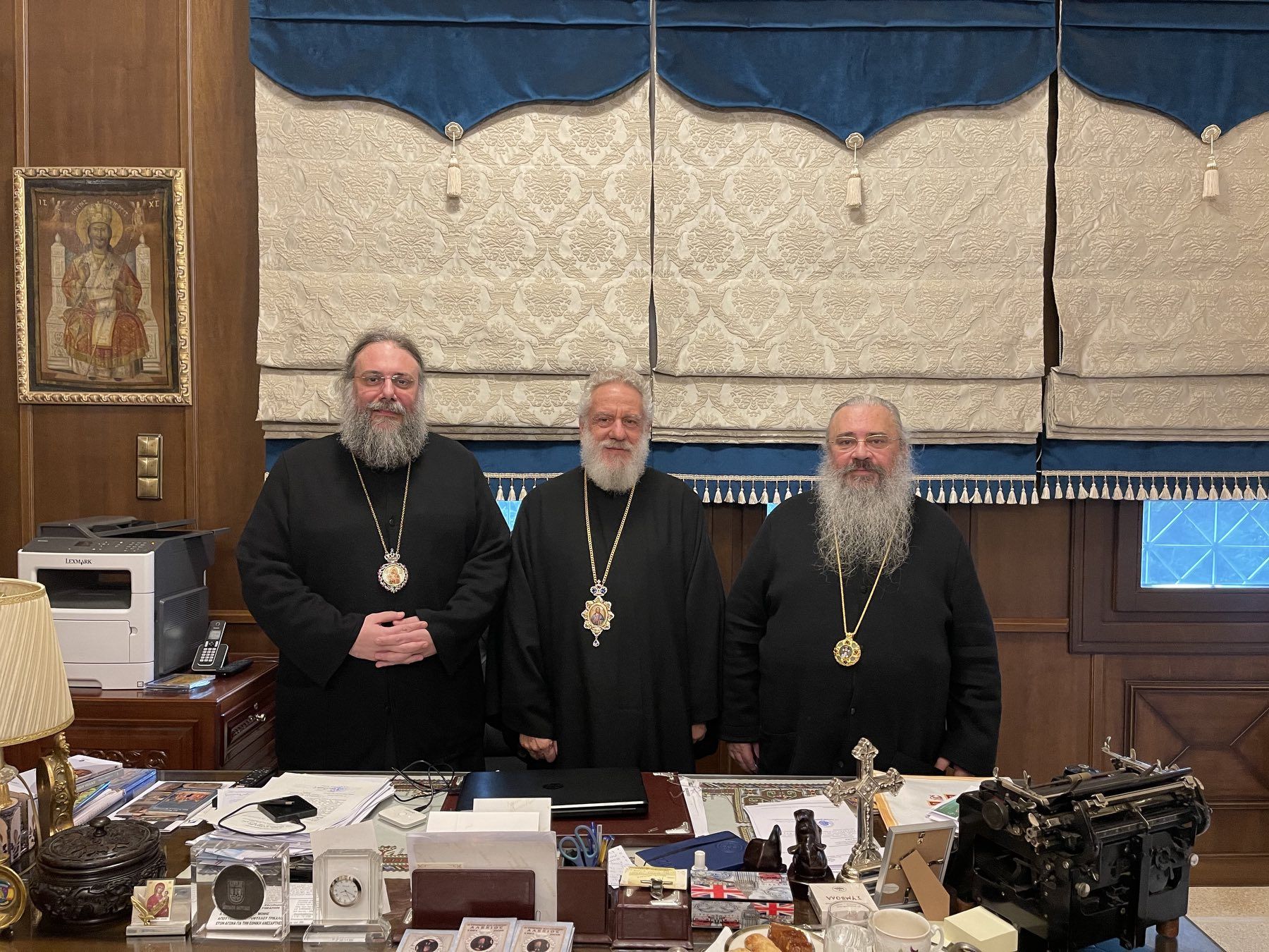 Ο Σεβασμιώτατος Μητροπολίτης Σύρου κ. Δωρόθεος στην Ιερά Μητρόπολη ...