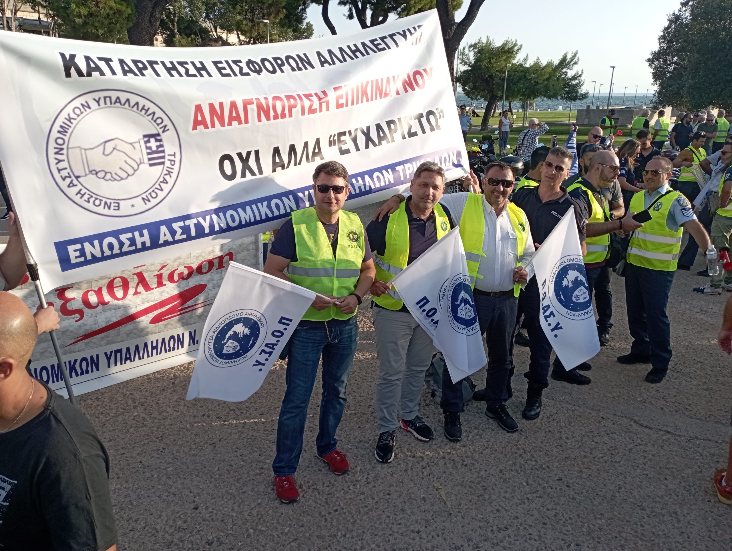 Ο πρόεδρος των Ιεροψαλτών Τρικάλων στη συγκέντρωση διαμαρτυρίας των ...