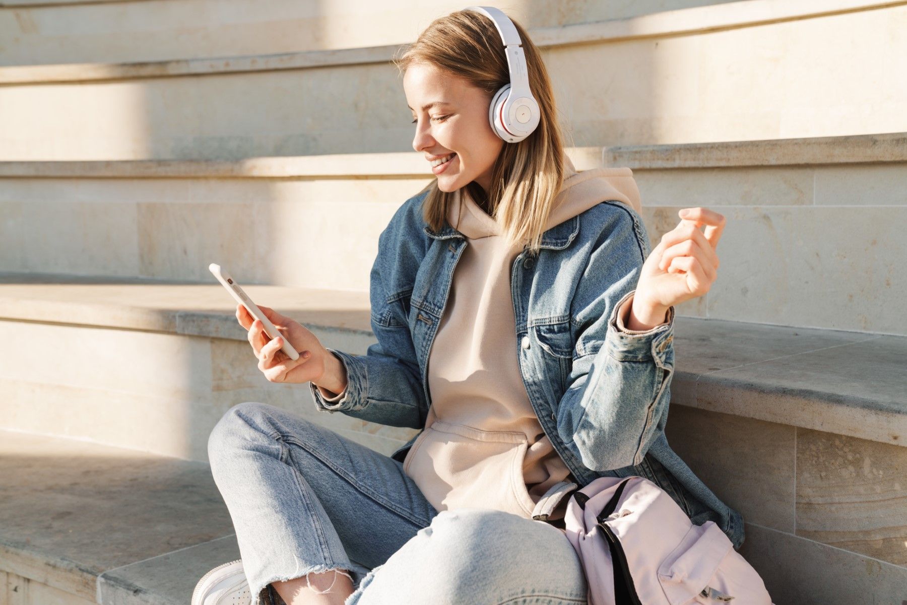 3 tips για το πώς να συνδυάσετε ένα γυναικείο τζιν μπουφάν | Trikalaola.gr