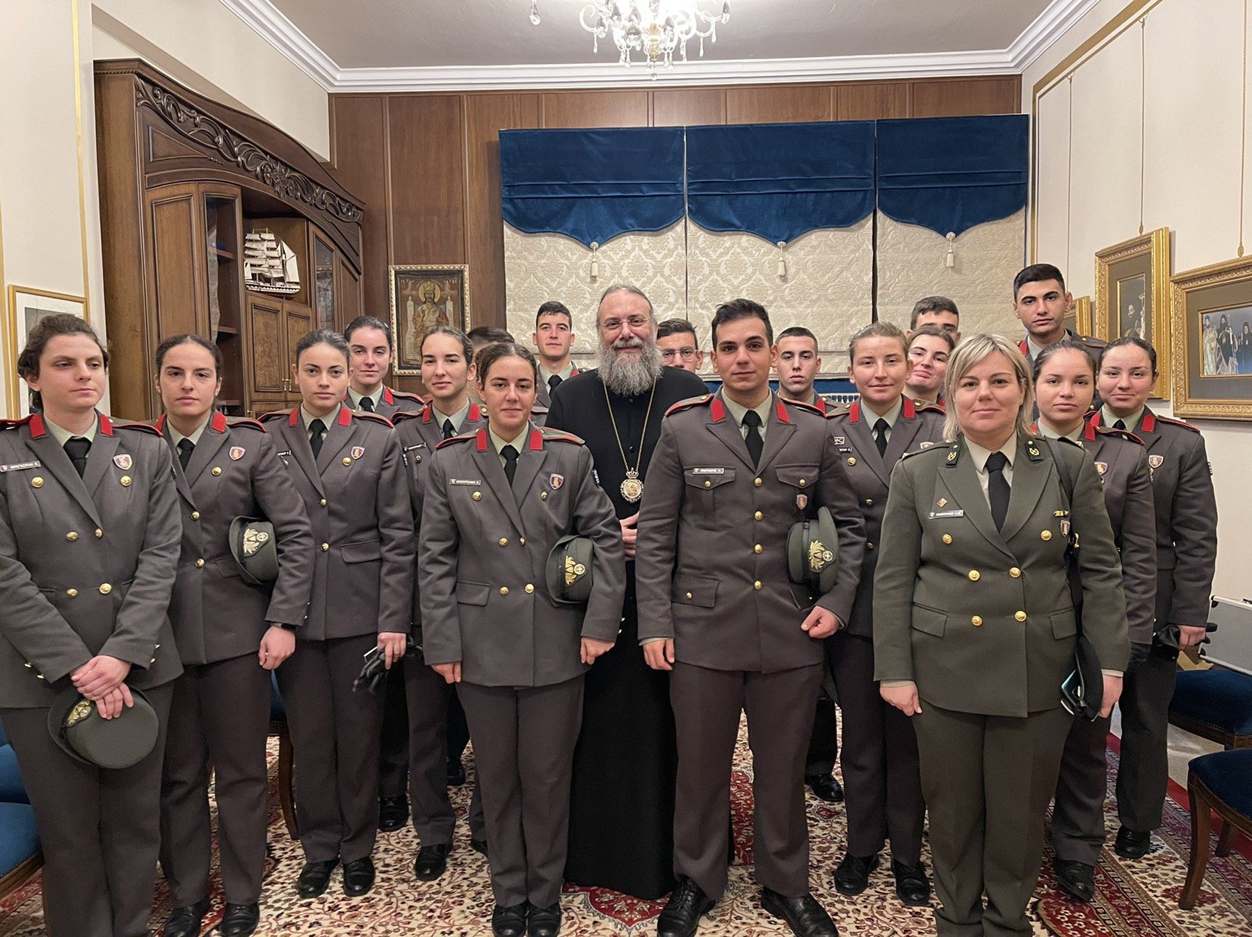 Τα κάλαντα των Χριστουγέννων από σπουδαστές της Σ.Μ.Υ. στο Σεβασμιώτατο ...