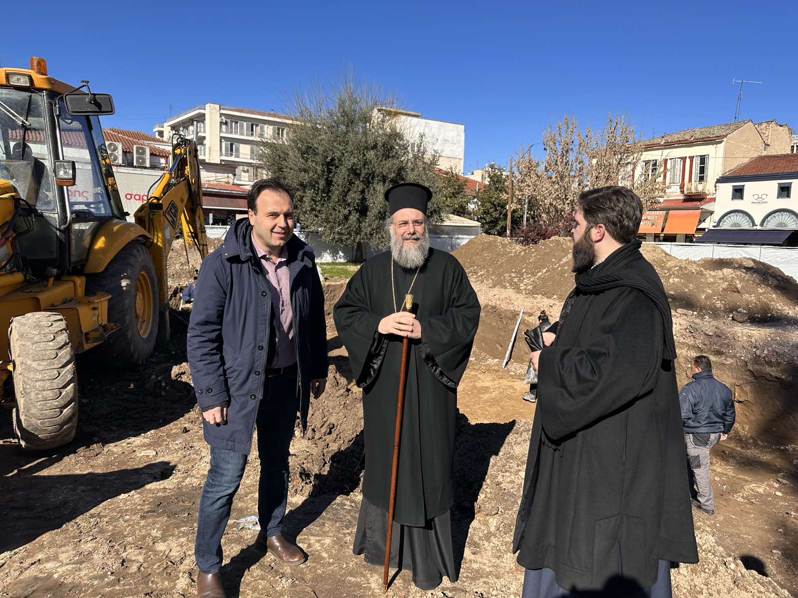 Ενημερώθηκε για τα έργα στην κεντρική πλατεία Τρικάλων ο Μητροπολίτης ...