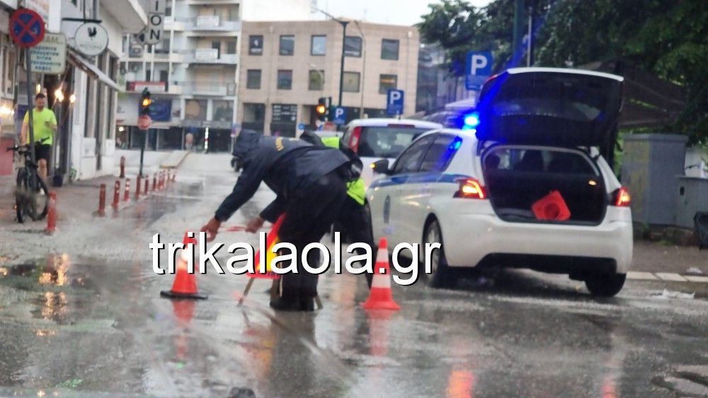 Τρίκαλα πλημμύρα: Αστυνομικοί βάζουν σημάνσεις – καθίζηση φρεατίου ...