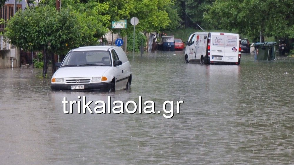 Τρίκαλα πλημμύρα: Ακινητοποιημένα πλημμυρισμένα αυτοκίνητα. Συνεχή ...