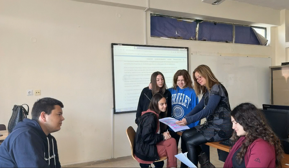 1η θέση στον πανελλήνιο εφηβικό διαγωνισμό θεάτρου από το 6ο ΓΕΛ ...