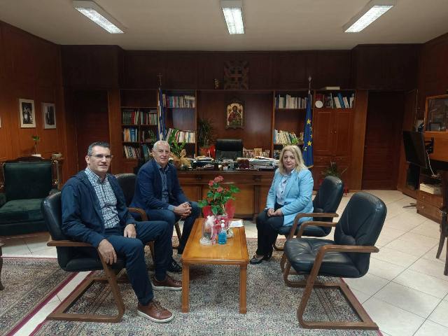 Στην Χρύσα Ντιντή ο Διευθυντής Α’βαθμιας εκπαίδευσης | Trikalaola.gr