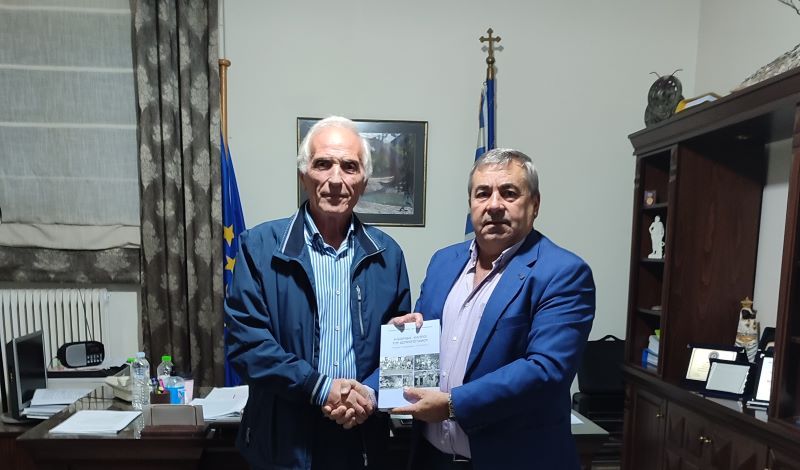 «Η ΚΟΡΥΦΗ –ΚΑΠΡΟΙ-ΤΟΥ ΑΣΠΡΟΠΟΤΑΜΟΥ» Το βιβλίο του δώρισε στον δήμο ...