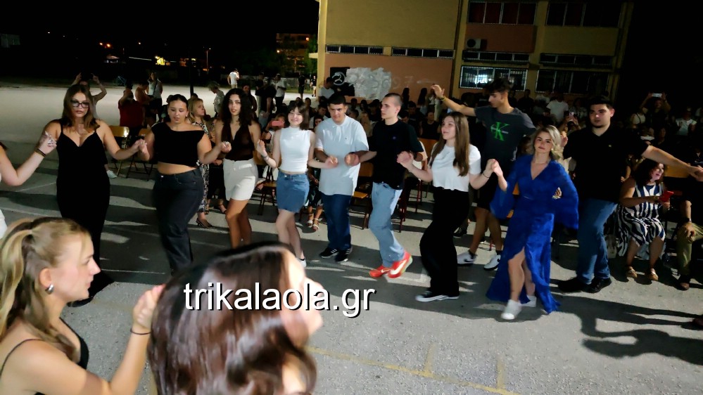 Όμορφη τελετή αποφοίτησης με χορούς, τραγούδια και συγκίνηση στο 7ο ...