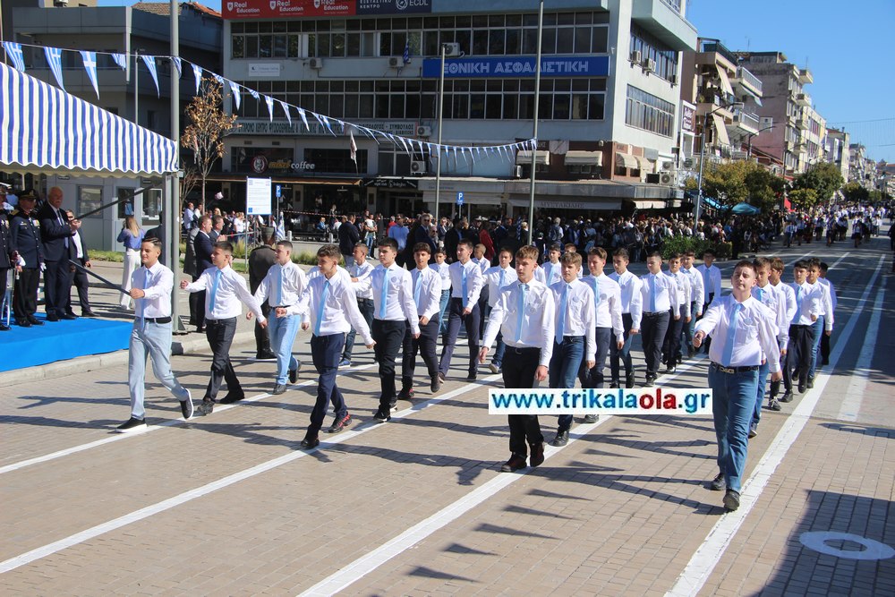 ΔΕΙΤΕ την Παρέλαση της 28ης Οκτωβρίου 2025 όλων Γυμνασίων των Τρικάλων ...